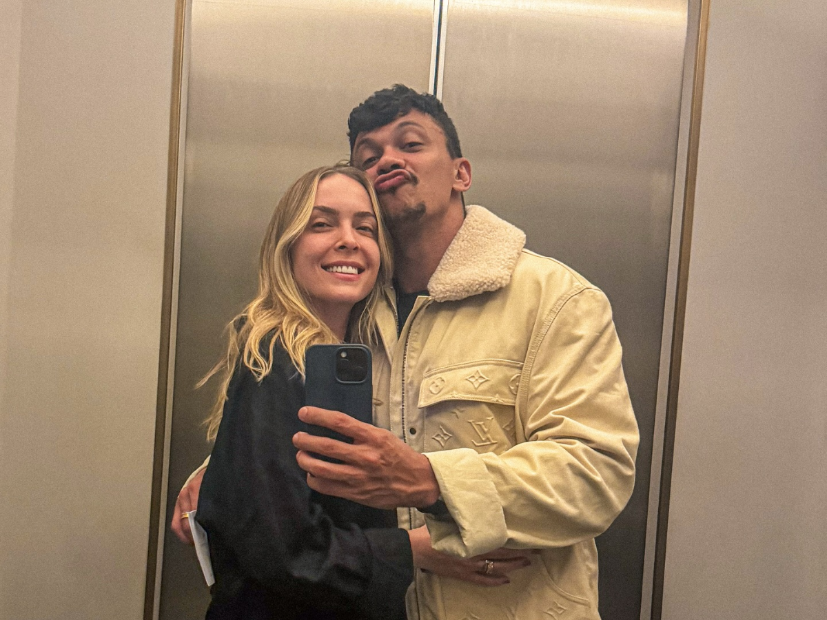 Tata Estaniecki e Júlio Cocielo trocam beijo em festa